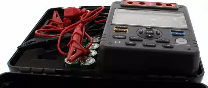 Multimetru digital UNI-T UT-511 pentru masurarea rezistentei izolatiei