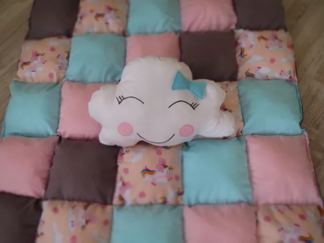 Covoras de joaca pufos cu Pernuta norisor Roz-bleu 120 cm x 120cm x 5 ...