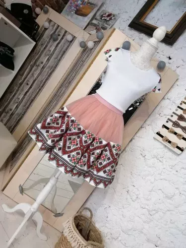 Fusta tulle roz cu motiv traditional si bluza alba 0xi_124 - cel.ro