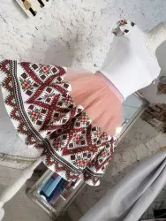 Fusta tulle roz cu motiv traditional si bluza alba 0xi_124 - cel.ro