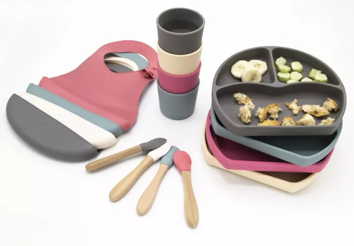 Set diversificare 4 piese din silicon BabyJem bavetica farfurie lingurita si - cel.ro