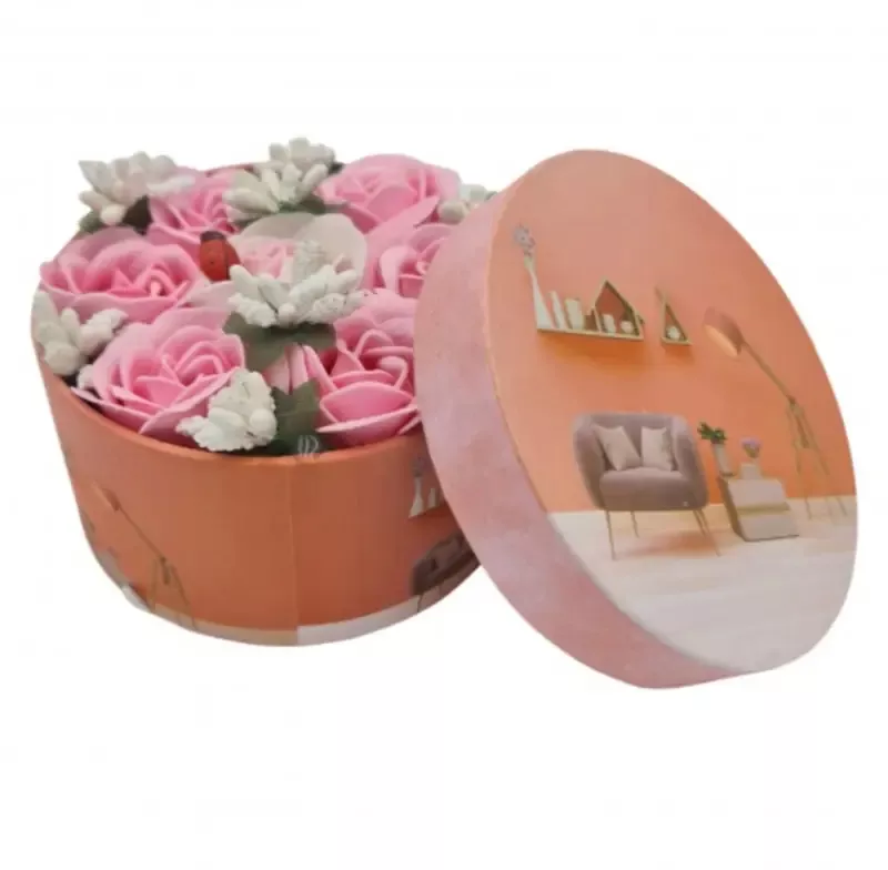 Aranjament floral 7 trandafiri cutie rotunda flori de sapun rosu 11x9x6 cm - cel.ro