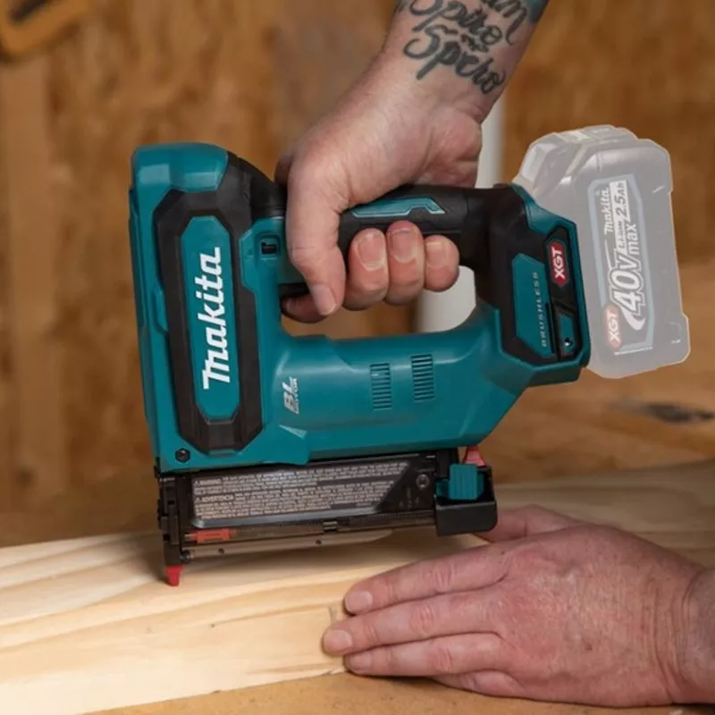 Pistol pentru batut cuie fara cap in beton 35 mm cu acumulatori 40 V ...