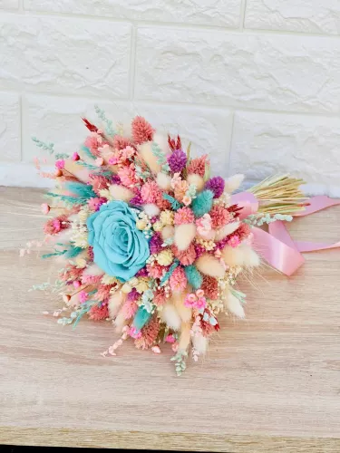 Buchet mic cu trandafir criogenat central si mix de flori naturale ...