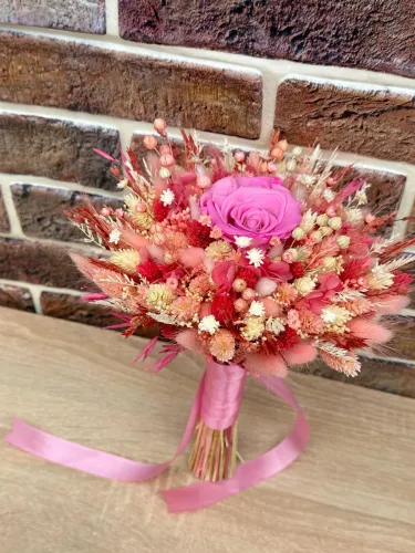 Buchet roz intens personalizabil cu trandafiri criogenati si flori ...