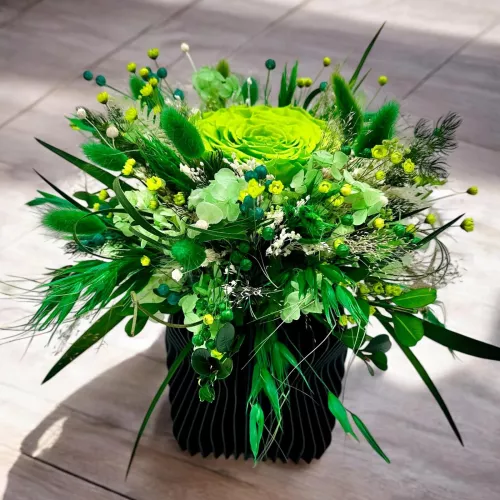 Aranjament floral cu trandafir criogenat verde si plante stanilizate in ...