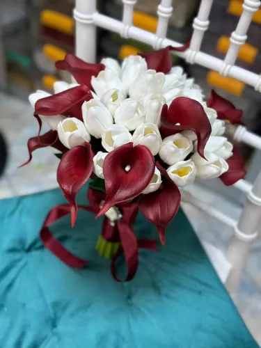 Buchet de flori elegant cu Lalele Albe si Cale Bordo BF-259 - cel.ro