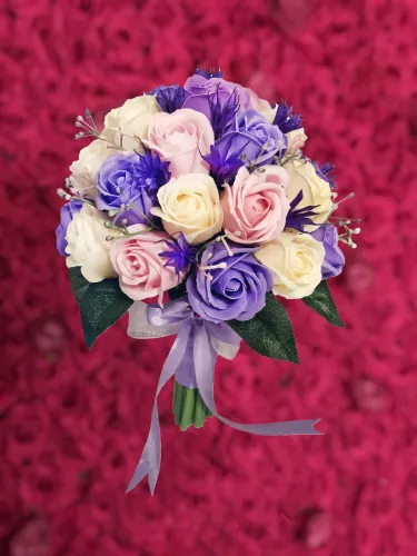 Buchet mare personalizabil cu trandafiri plante decorative si frunze ...