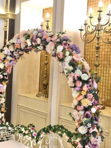 Inchiriere arcada si bancuta pentru evenimente decorate cu flori - cel.ro