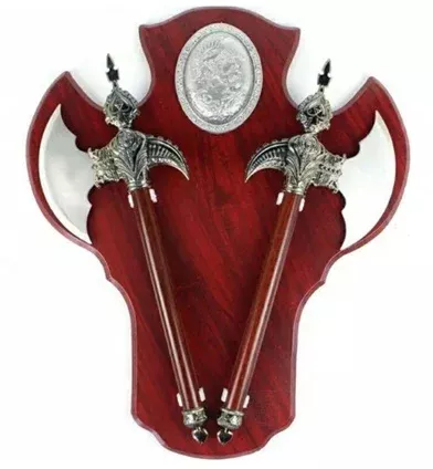 Panoplie in forma de scut cu doua topoare lemn maro 55 cm jlom ...