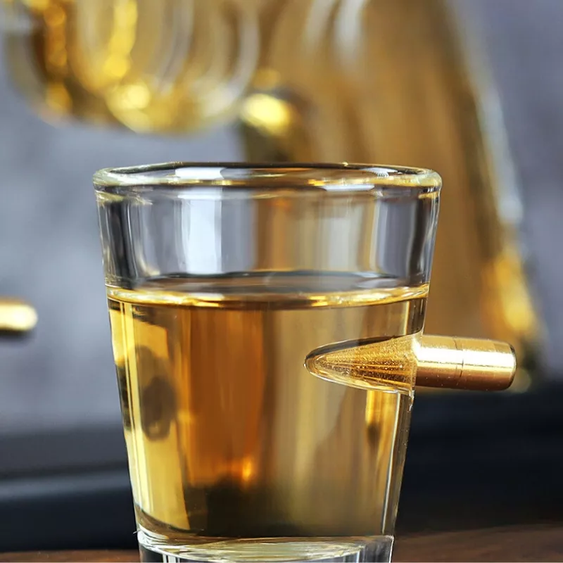 Set decantor Pistol 2 pahare cu glont si suport transparent din sticla ...