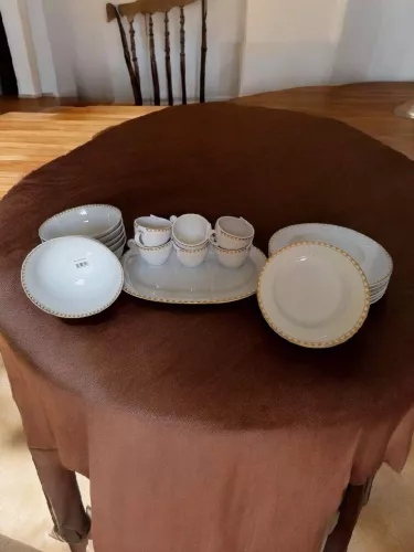 Set masa portelan alb cu model triunghiular auriu 7067 - cel.ro