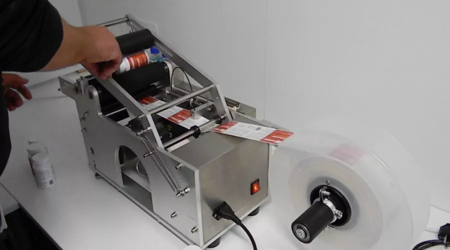 Masina etichetare recipiente cilindrice - cel.ro