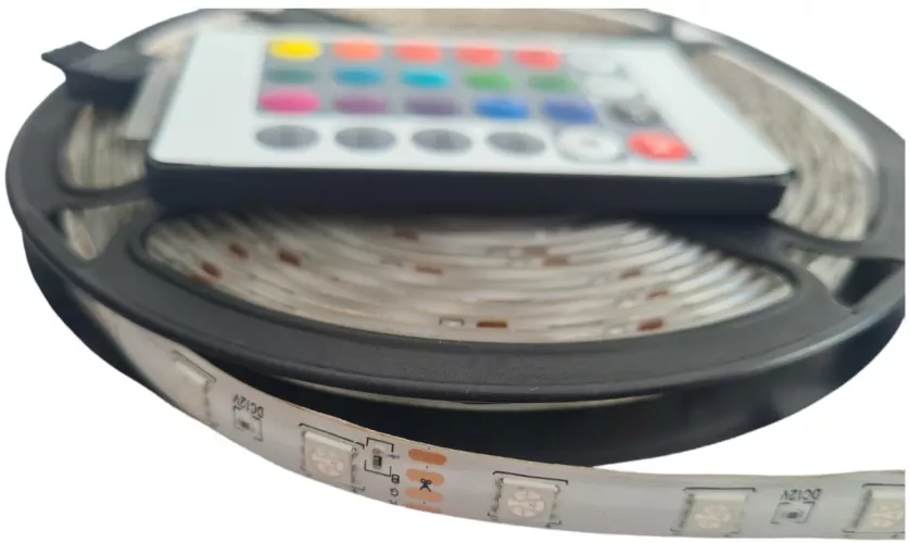 Banda LED RGB 5 metri Exterior - Interior 270 leduri 5050 RGB Adeziva ...