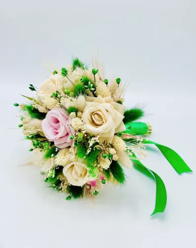 Buchet mic personalizabil cu trandafiri din catifea si flori naturale ...