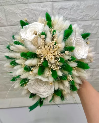 Buchet nasa sau mireasa elegant cu trandafiri criogenati si plante ...