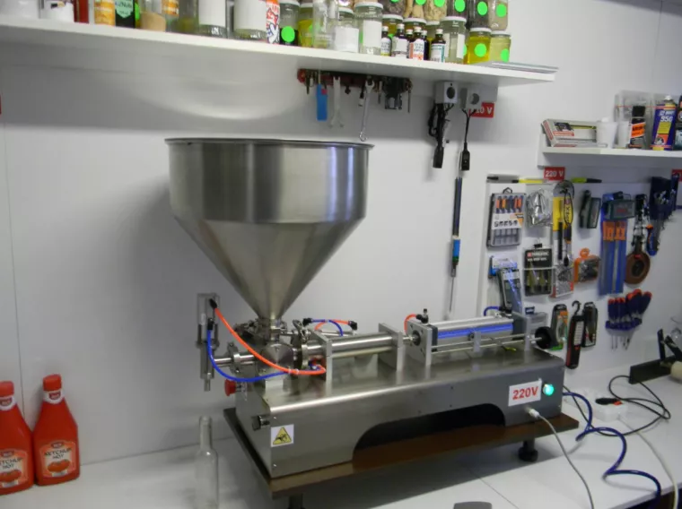 Masina imbuteliat lichide vascoase - cel.ro