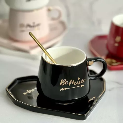 Cana ceramica cu farfurie in forma de inima si lingurita Pufo Be Mine ...